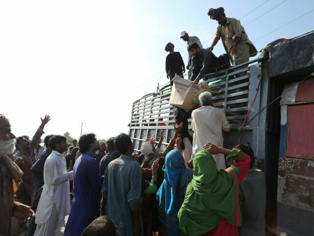 'Third' of Pakistan under water as flood aid efforts look to gather ...