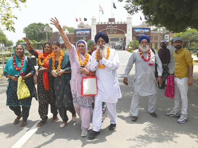 100 visas issued to Indian Hindu pilgrims - Pakistan - Business Recorder