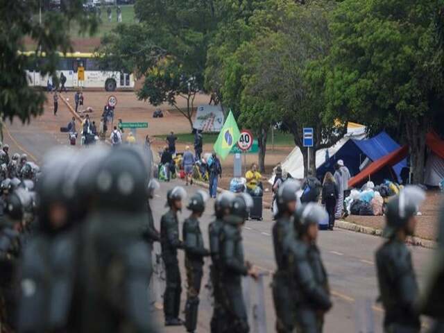 Brazilian troops clear pro-Bolsonaro camp after protesters storm ...
