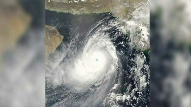 Govt orders mass evacuations ahead of cyclone landfall - Pakistan ...