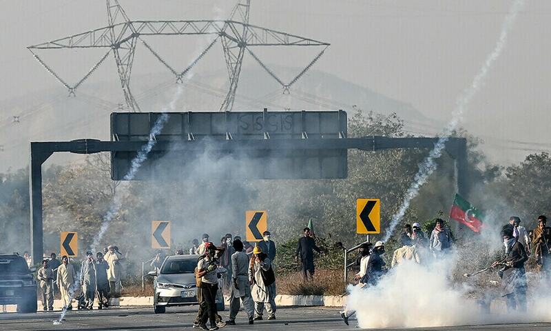 Six killed as protesters reach D-Chowk - Pakistan - Business Recorder
