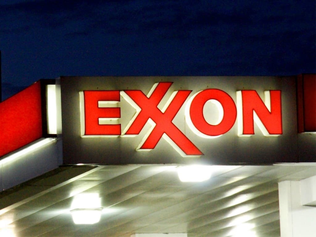 Exxon Mobil reports big 2020 loss, unveils low carbon business ...