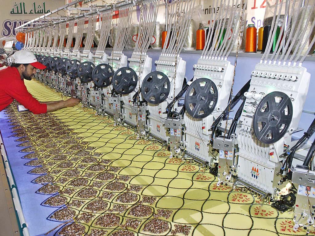 APBF suggests setting up of five mega textile parks - Business ...