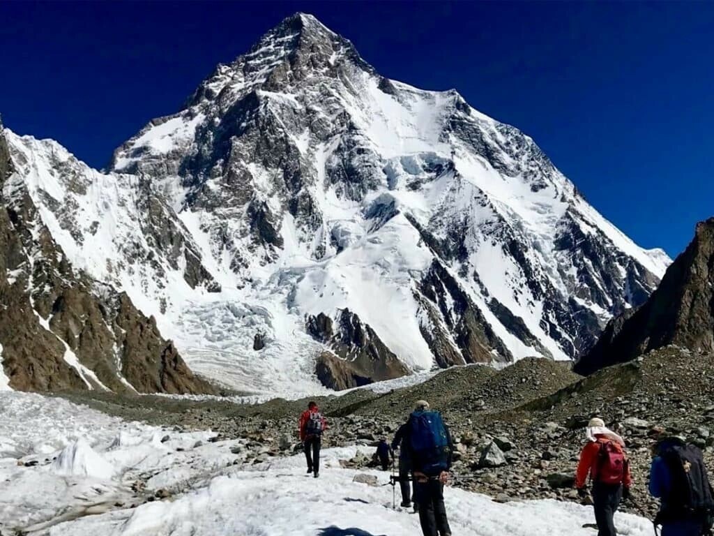 Chinese mountaineer dies while descending K2 summit - Pakistan ...