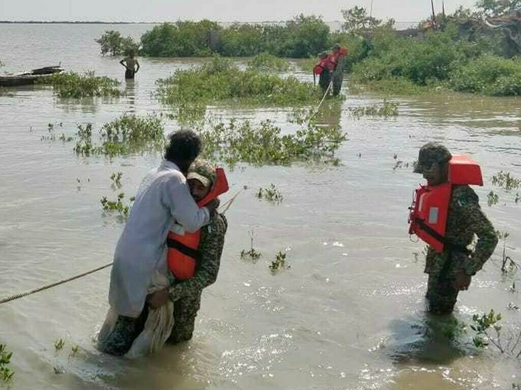 Navy ramps up flood rescue operations - Pakistan - Business Recorder
