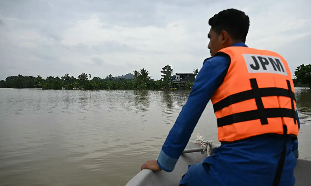 Thailand, Indonesia begin clean-up after massive floods kill hundreds ...