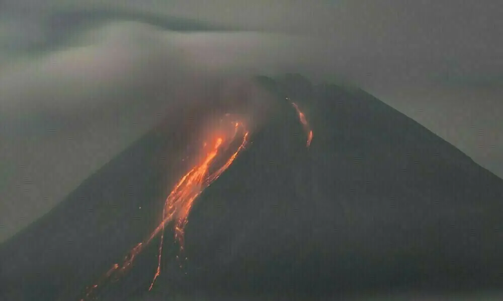 Philippines raises alert level at restive Mayon volcano - World ...