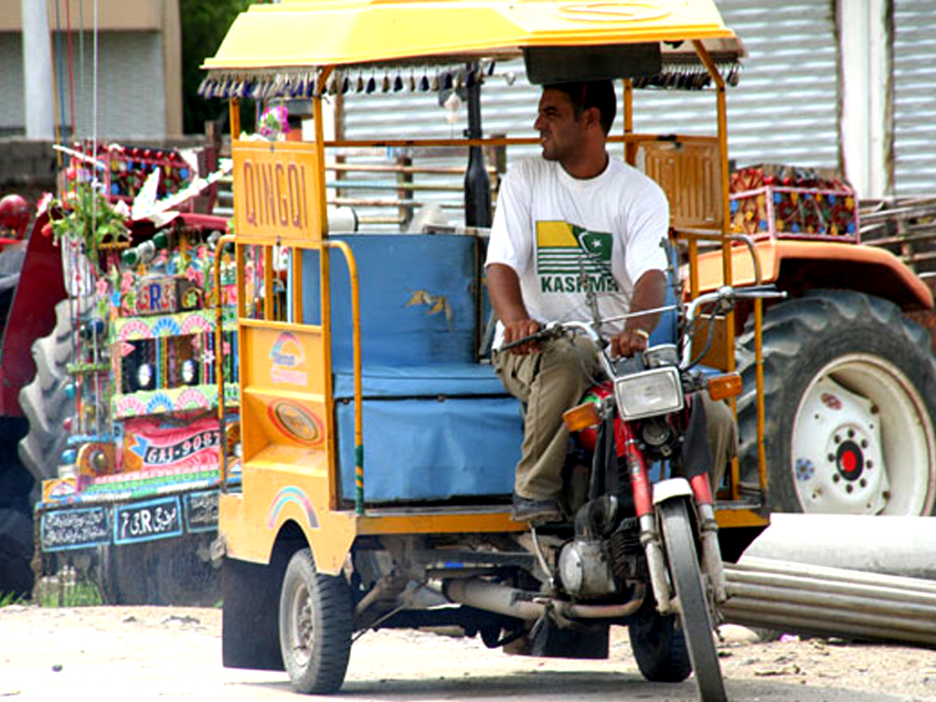 SC bans â€˜Qingqiâ€™ rickshaws - Pakistan - Business Recorder