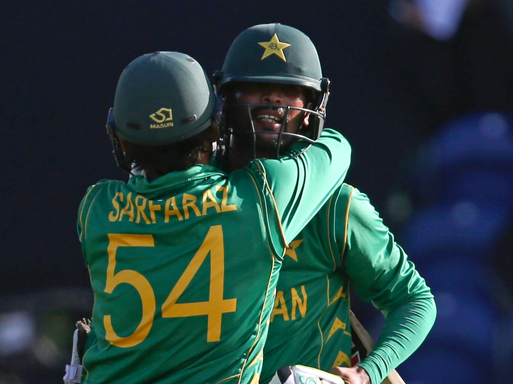 Watch! Sarfraz’s hilarious jibe at Amir - Sports - Business Recorder