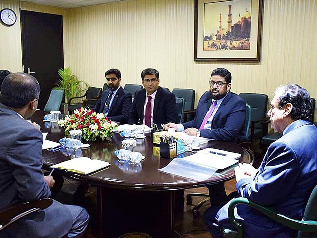 Chairman NAB visits Lahore office - Business & Finance - Business Recorder