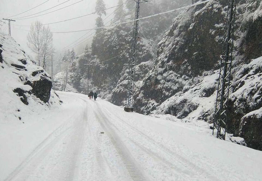 Snow fall in Murree - Business Recorder