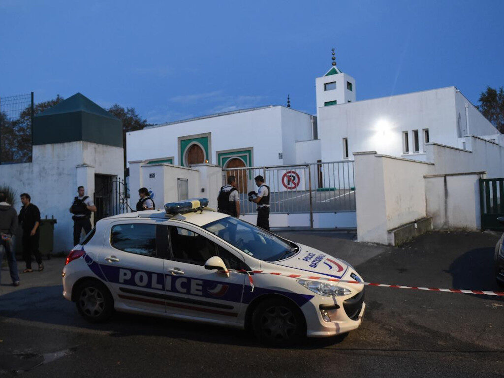 84-year-old suspect with far-right connections attacks French mosque ...