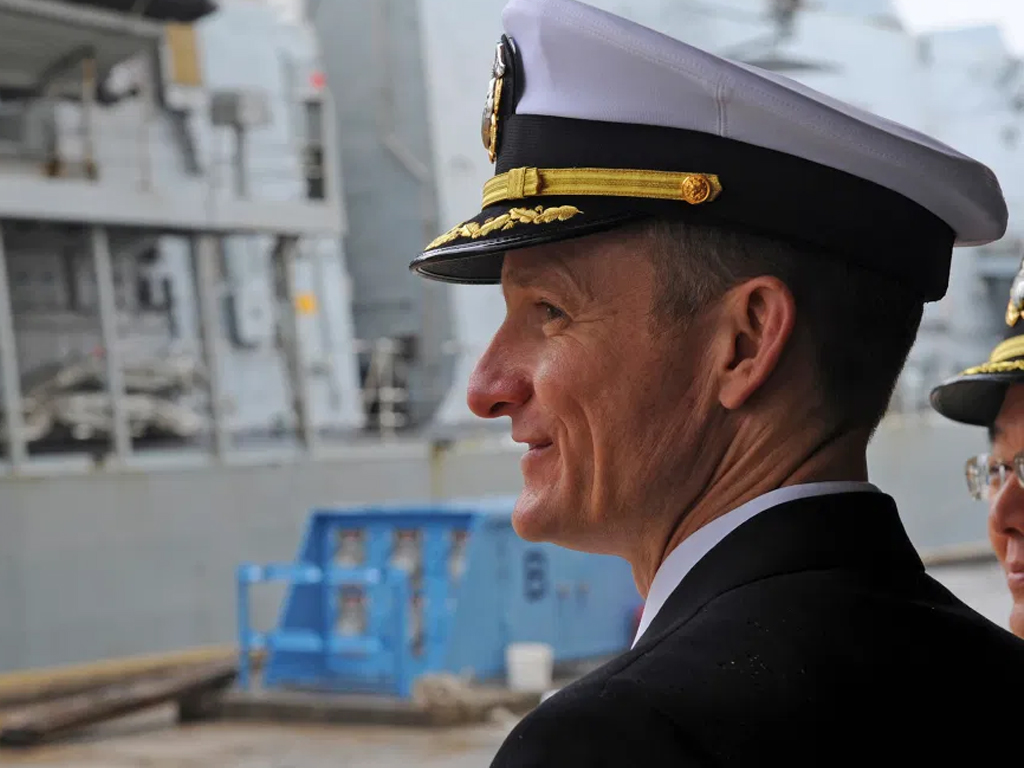 US Navy Captain receives a hero's farewell after being fired for ...